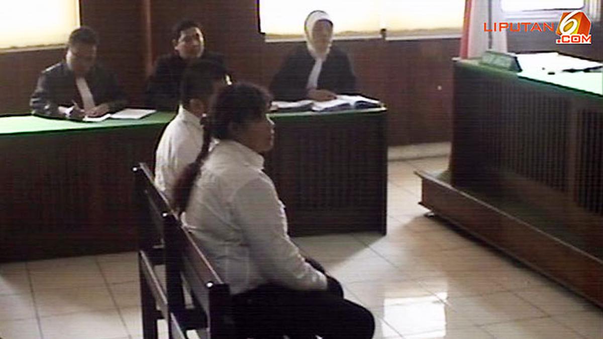 VIDEO: Pasutri Pengeroyok Dituntut 4 Tahun Penjara - News Liputan6.com