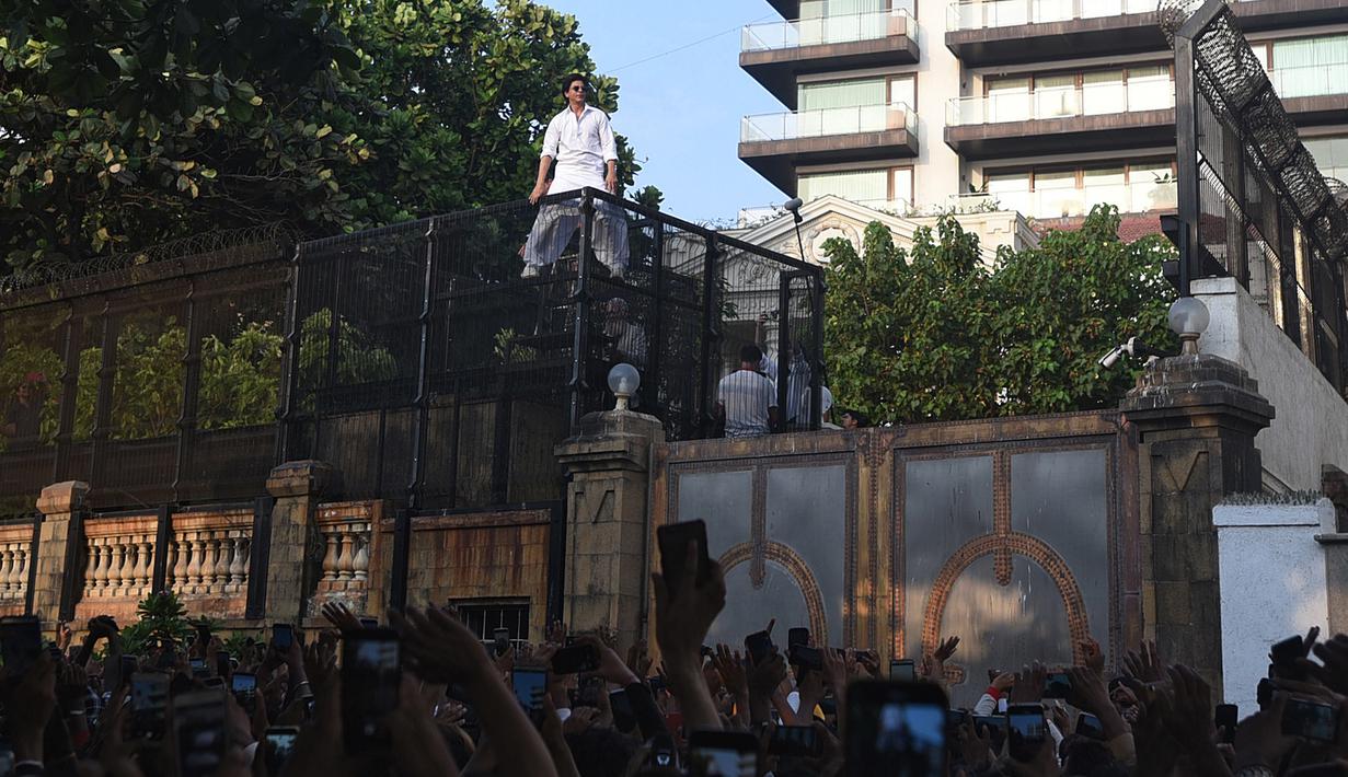 FOTO: Rayakan Lebaran, Shah Rukh Khan Sapa Penggemar dari Balkon Rumahnya