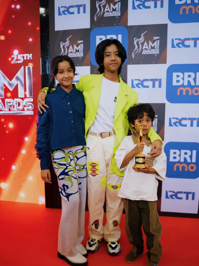 Widi Mulia Bersama Ketiga Anaknya Borong Piala di AMI Awards 2022 ...