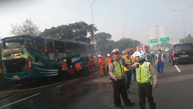 Bus Mekar Prima Terbakar Akibat Pecah Ban di Tol Kayu Besar - News Liputan6.com