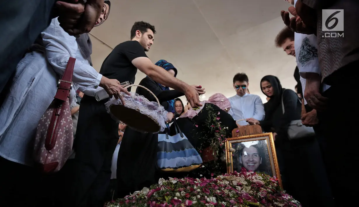 FOTO: Suasana Haru Iringi Pemakaman Anak Ketiga Ahmad Albar - Foto ...