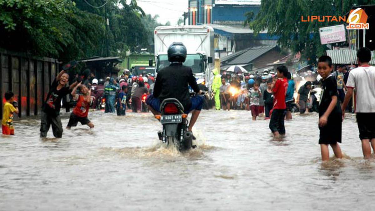 Banjir 70 Cm, Akses Bekasi ke Jakarta Lumpuh - News Liputan6.com