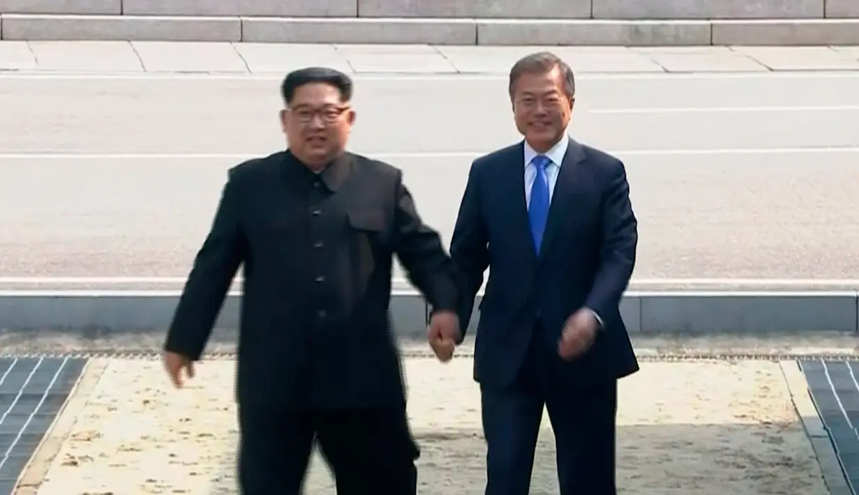 FOTO: Momen Bersejarah Kim Jong-un dan Moon Jae-in di Perbatasan - Foto ...