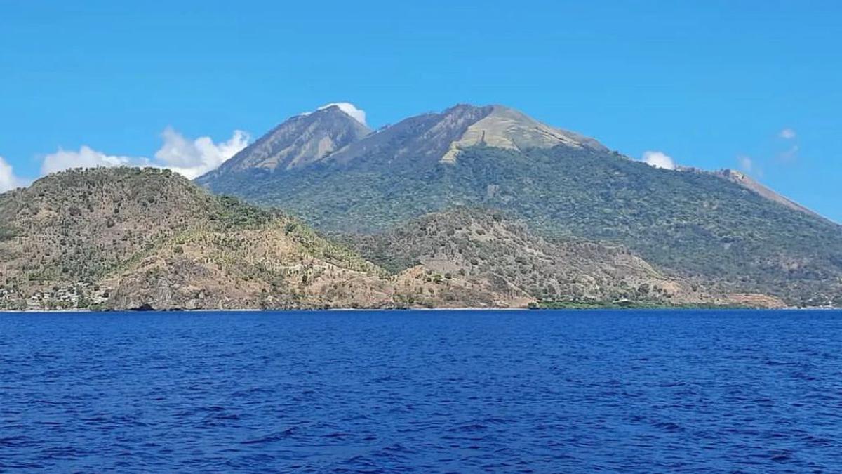 6 Fakta Menarik Gunung Uyelewun di NTT yang Memiliki 2 Puncak