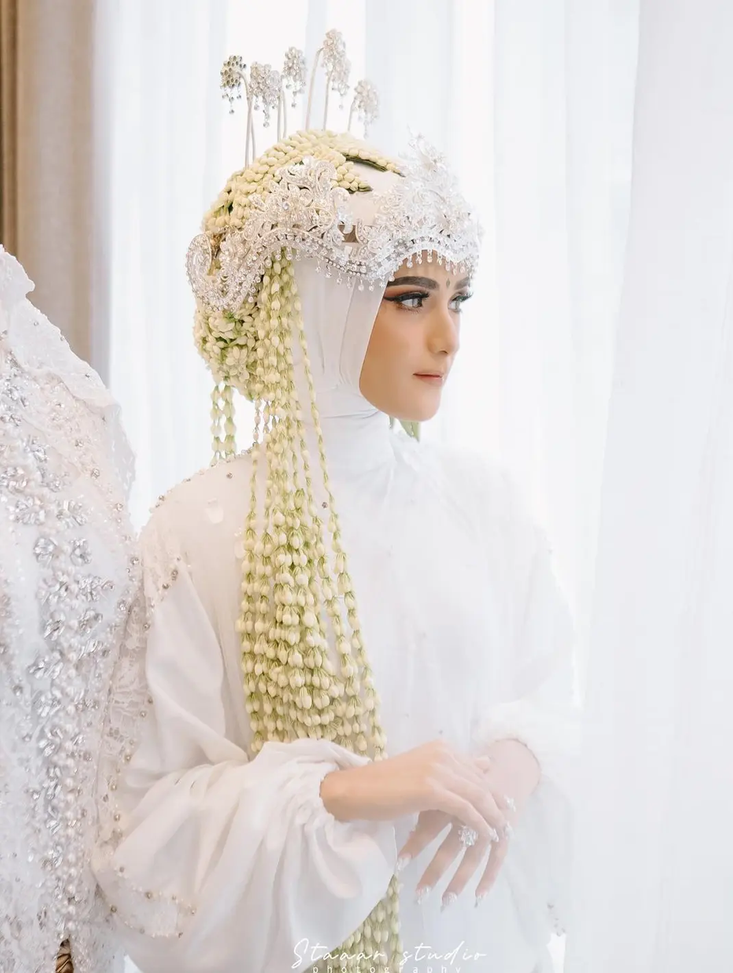 8 Gaya Elegan Nadya Mustika dari Akad hingga Resepsi, Kenakan Kebaya ...