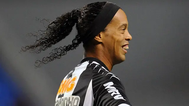 Ronaldinho, Legenda Hidup Sepak Bola Brasil yang Murah Senyum dengan ...