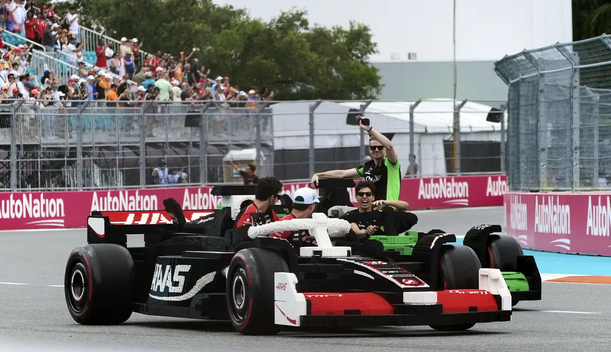Foto: Momen Seru Para Pembalap Formula 1 Beradu Cepat dengan Mobil Lego ...