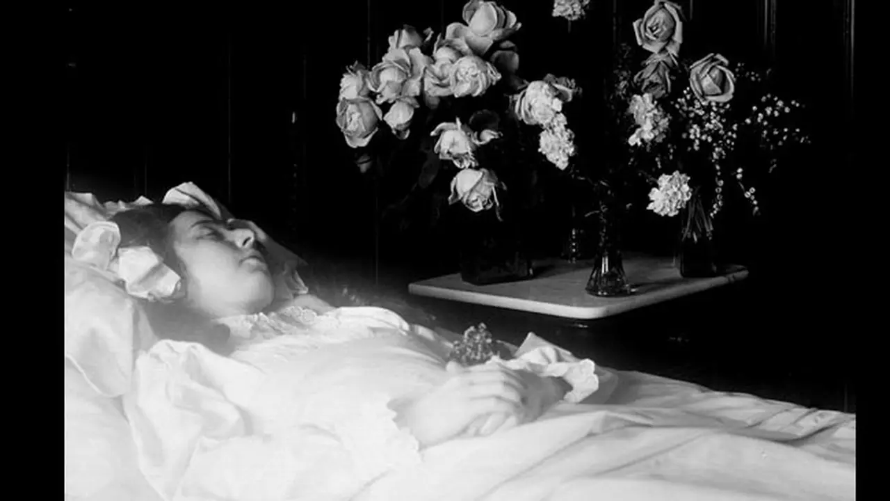 Pose Foto Ini Kaku? Ya, Karena Ini Adalah Foto Mayat - Lifestyle Fimela.com