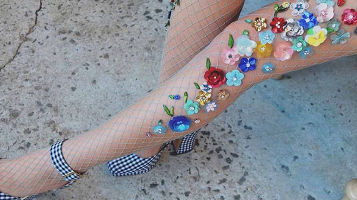 Stoking Jala dengan Hiasan Bunga Ini Sungguh Menarik Perhatian - Photo ...