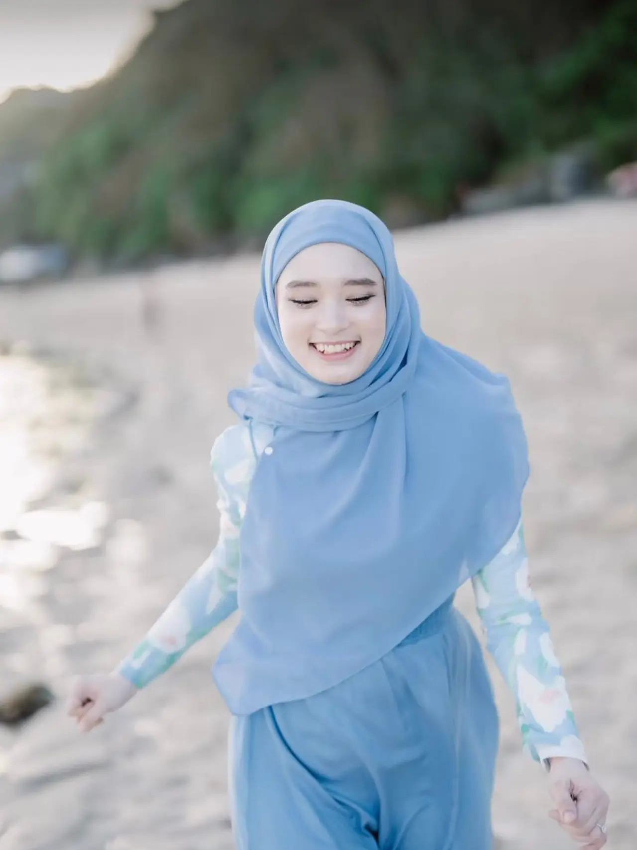Potret Inara Rusli Konsisten Pakai Hijab Syari saat ke Pantai, Tetap ...