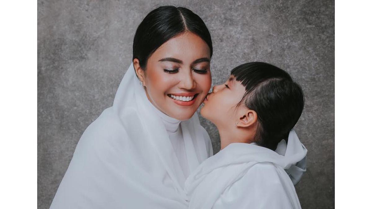 Denada Sebut Putrinya yang Sakit Leukemia Sumber Kebahagiaan - ShowBiz ...