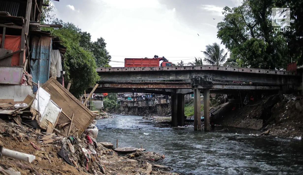 FOTO: Normalisasi Sungai Ciliwung Ditargetkan Berjalan pada 2020 - Foto Liputan6.com