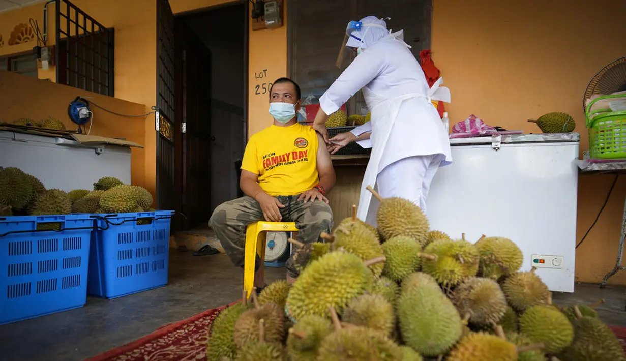 Foto Vaksinasi Jemput Bola Untuk Lansia Di Malaysia Foto Liputan6