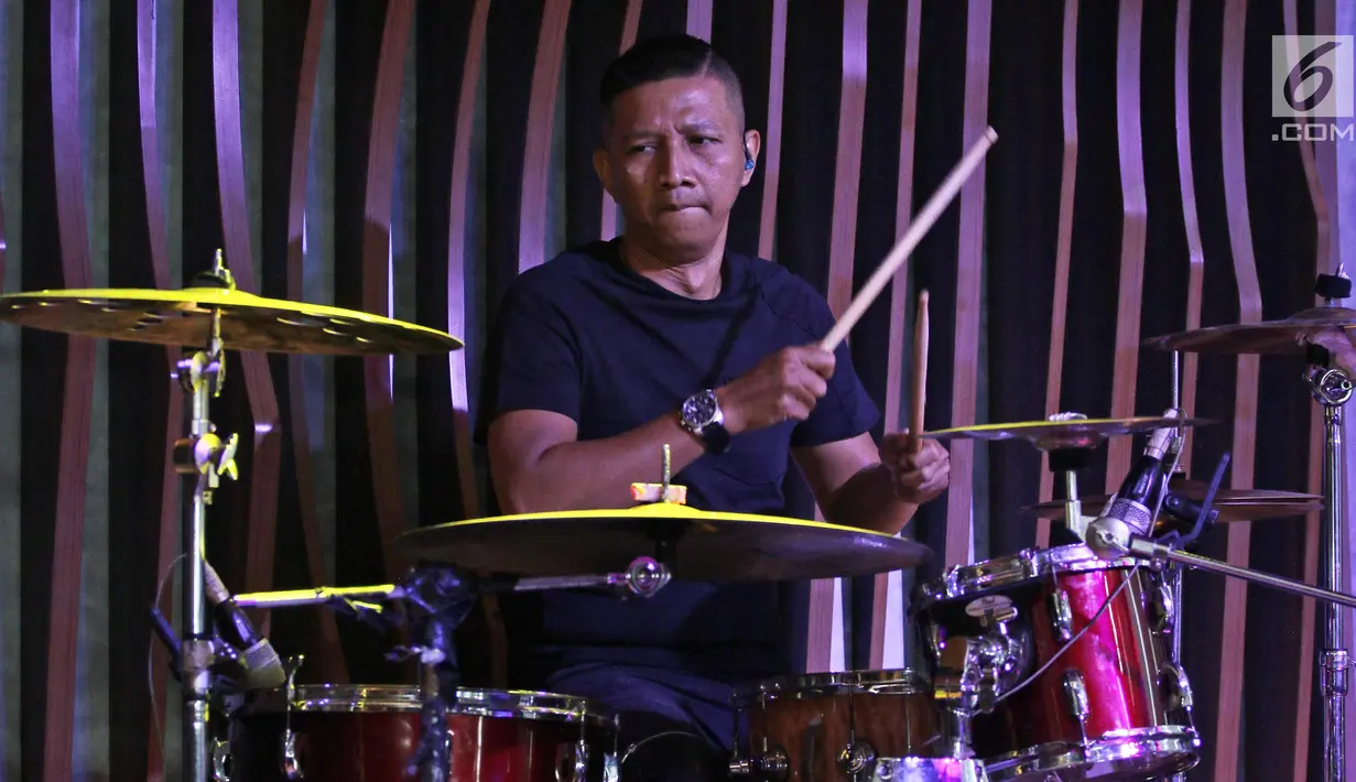 FOTO: Penampilan Drummer Ungu Bersama Band Barunya The Row - Foto ...