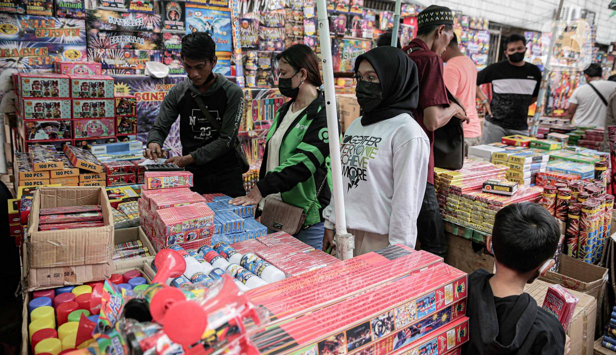 FOTO: Pedagang Kembang Api Musiman Penuhi Pasar Asemka - Foto Liputan6.com