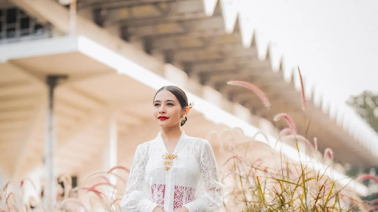 4 Inspirasi Model Kebaya Kutubaru Brokat ala Selebriti, dari Gaya ...