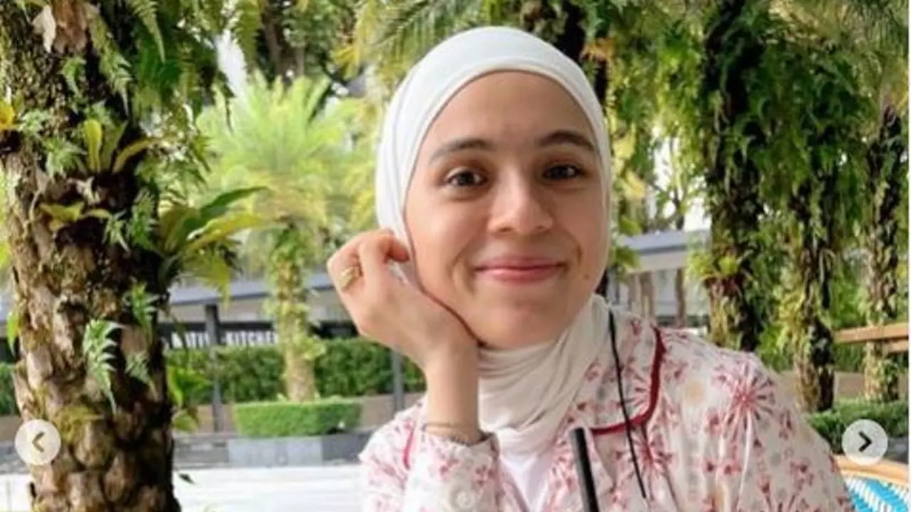 Sontek Gaya Nycta Gina Bereksperimen dengan Hijab, dari Smart Casual Hingga Elegan - Lifestyle ...