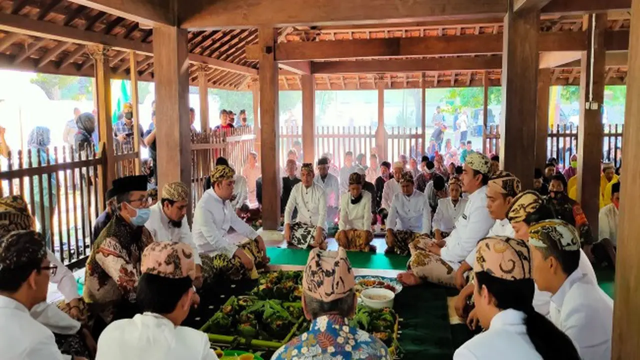 Ritual Bubur Sura dan Warisan Sunan Gunung Jati Cirebon - Regional ...
