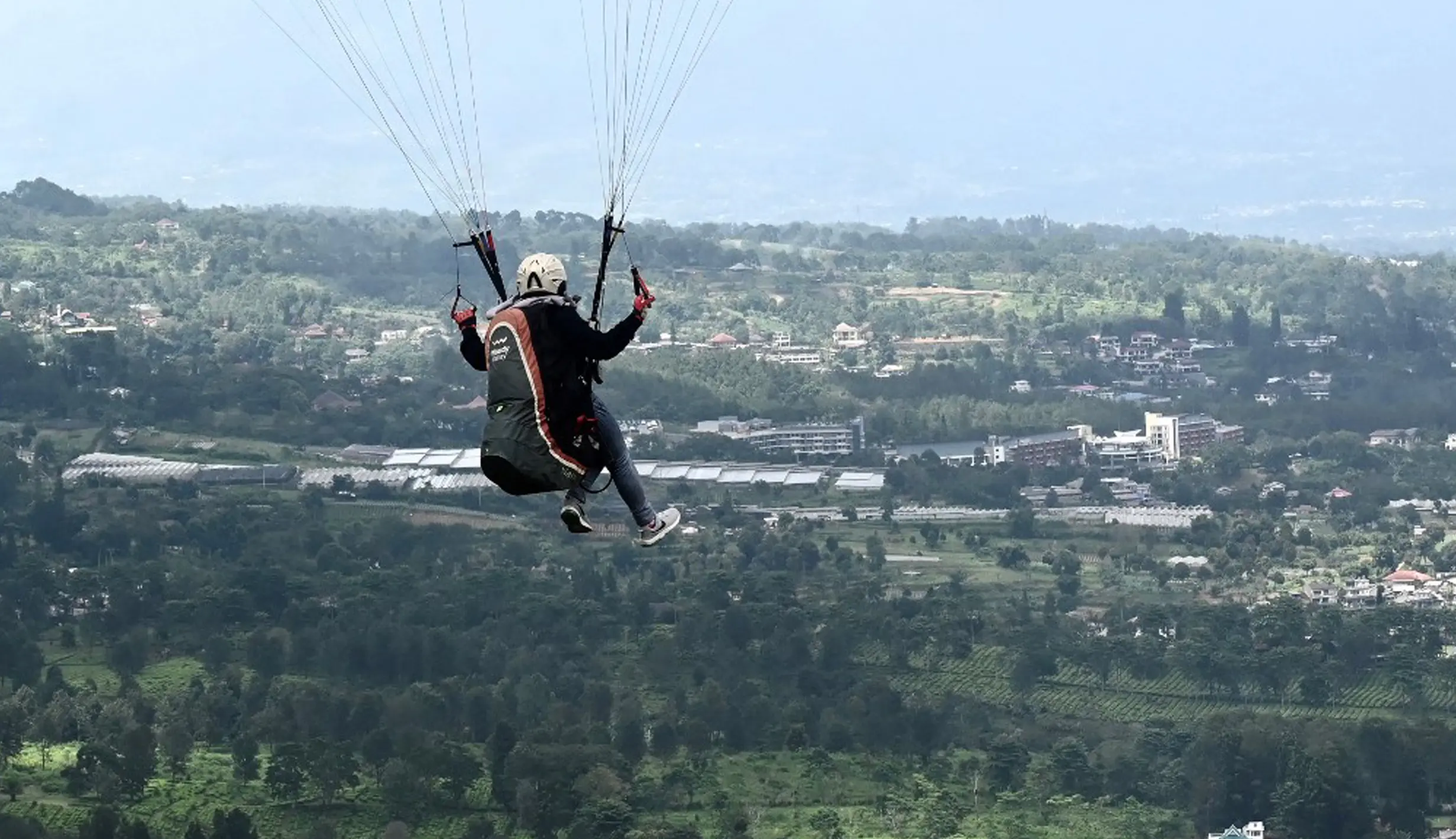 FOTO: Memacu Adrenalin Naik Paralayang di Puncak Bogor - Foto Liputan6.com