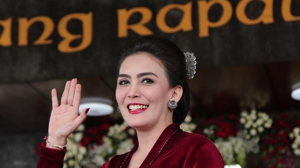 Lulus S3 dari Universitas Indonesia, Rieke Diah Pitaloka Mendapatkan ...