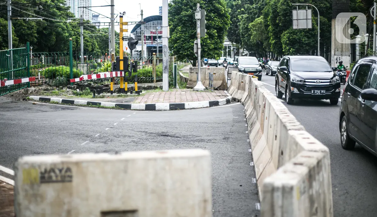 FOTO: Penutupan Perlintasan Kereta Api Sebidang di Stasiun Palmerah - Foto Liputan6.com