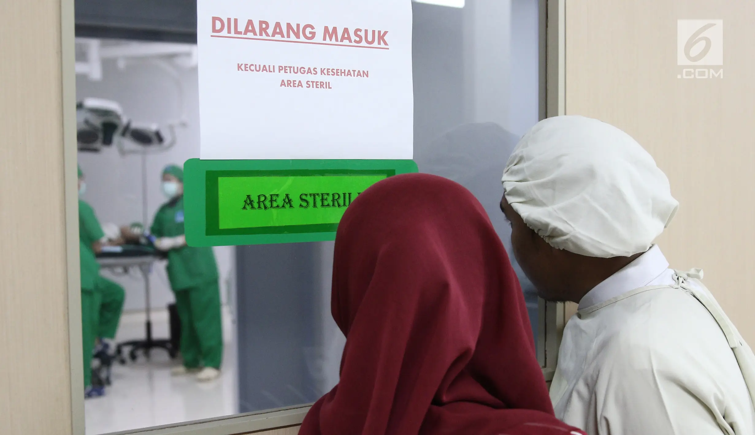 FOTO: Peluk Para Ibu Kuatkan Pasien Anak Operasi Hernia di RS EMC ...