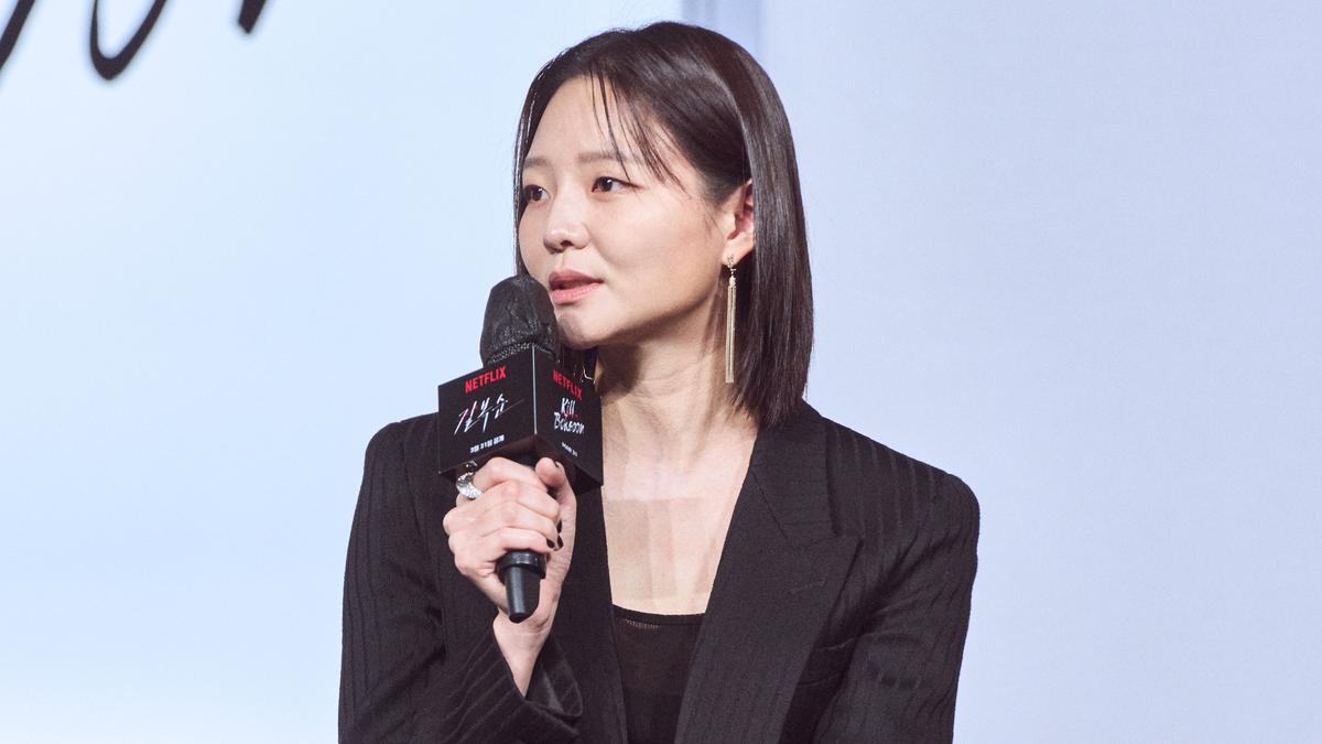 Esom Gemetaran Menoyor Kepala Sol Kyung Gu di Film Kill Boksoon, Sang ...