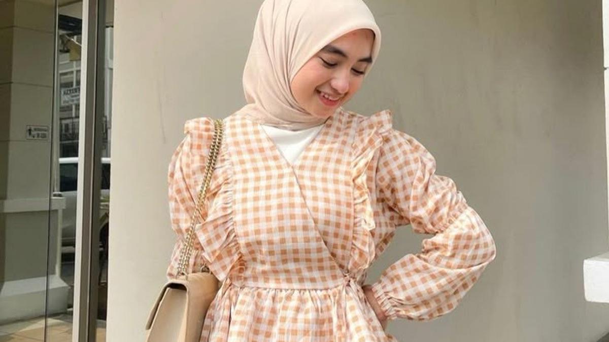 Wuih.. 6 Model Blus Polos Aksen Ruffle untuk Tampilan Anggun Muslimah - Islami Liputan6.com