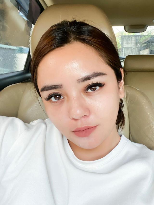 6 Potret Gita Sinaga Tetap Awet Muda Tampil Bak ABG, Kenakan Baju SMA ...