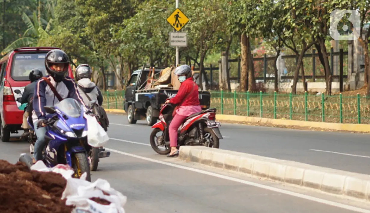 FOTO: Minim Pengawasan, Pemotor Bebas Lawan Arah di Lenteng Agung - Foto Liputan6.com