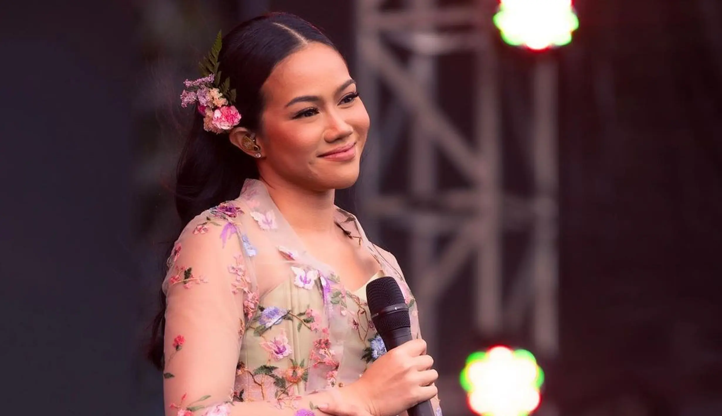 Gaya Unik Yura Yunita Kenakan Kebaya Ala Kembang Desa Modern Photo