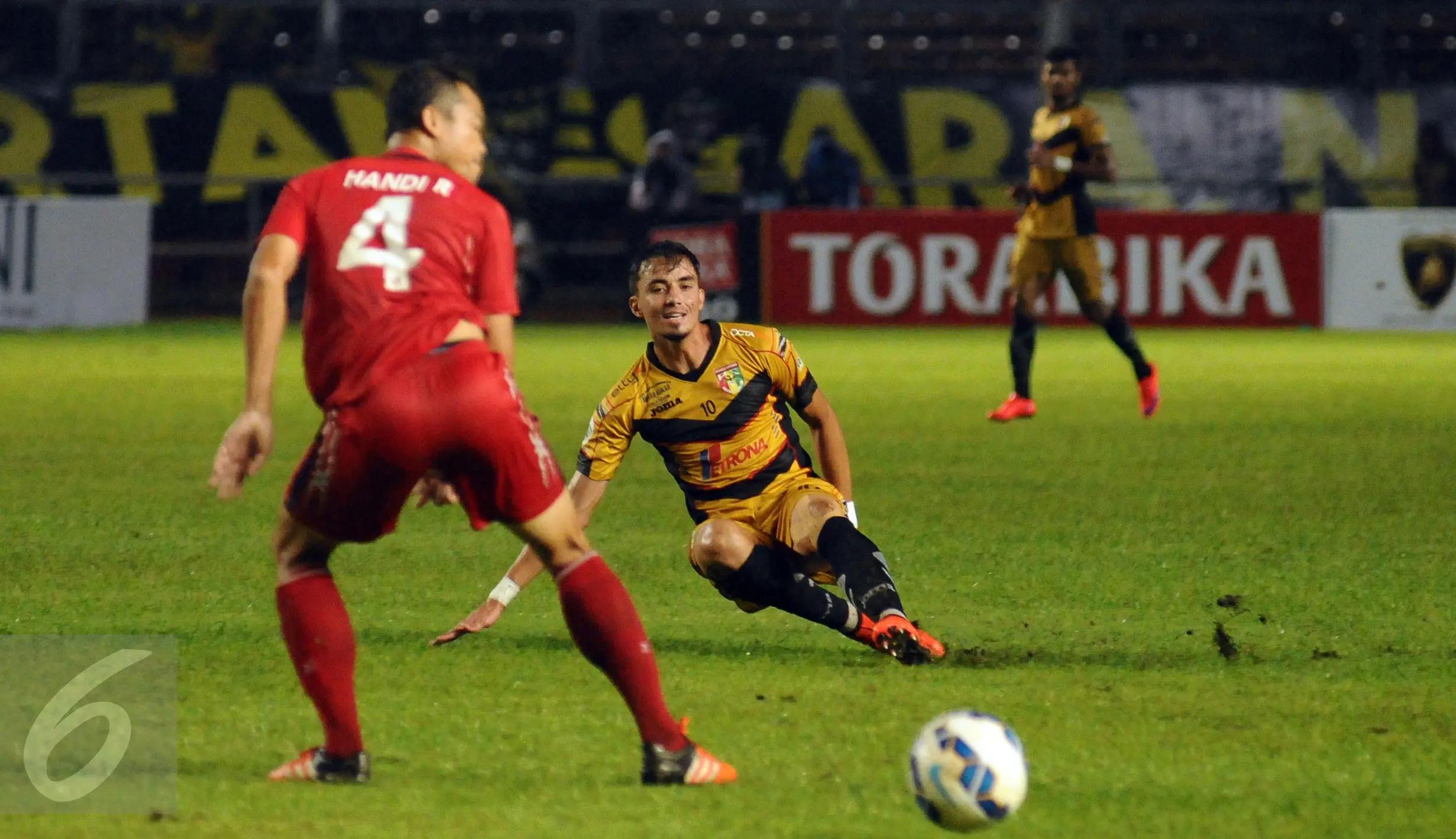 Lapangan Becek dan Licin Warnai Laga Semen Padang vs Mitra Kukar - Foto ...