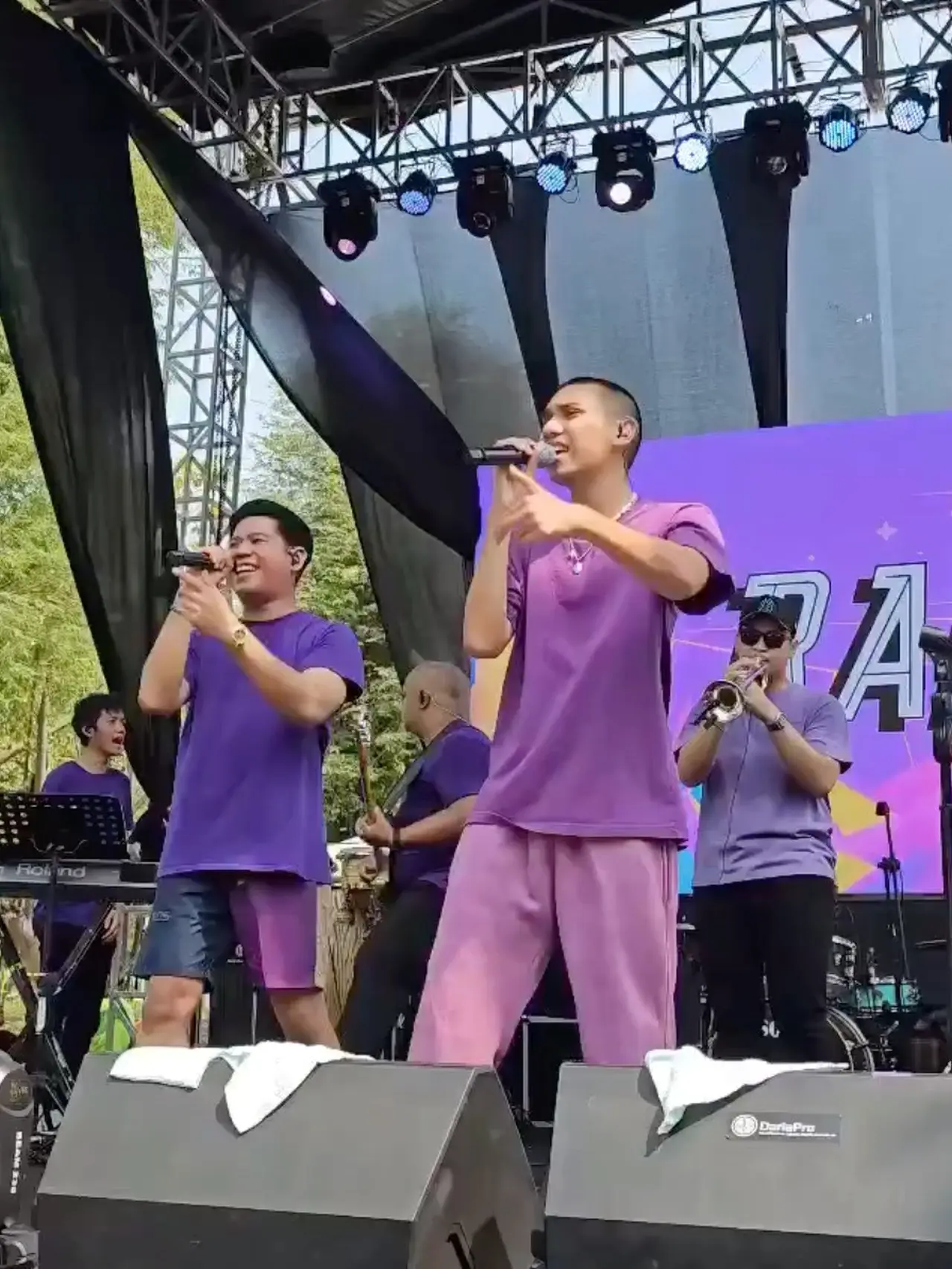 6 Potret RAN Manggung di Senayan Pakai Outfit Ungu, Nyanyi Pandangan ...