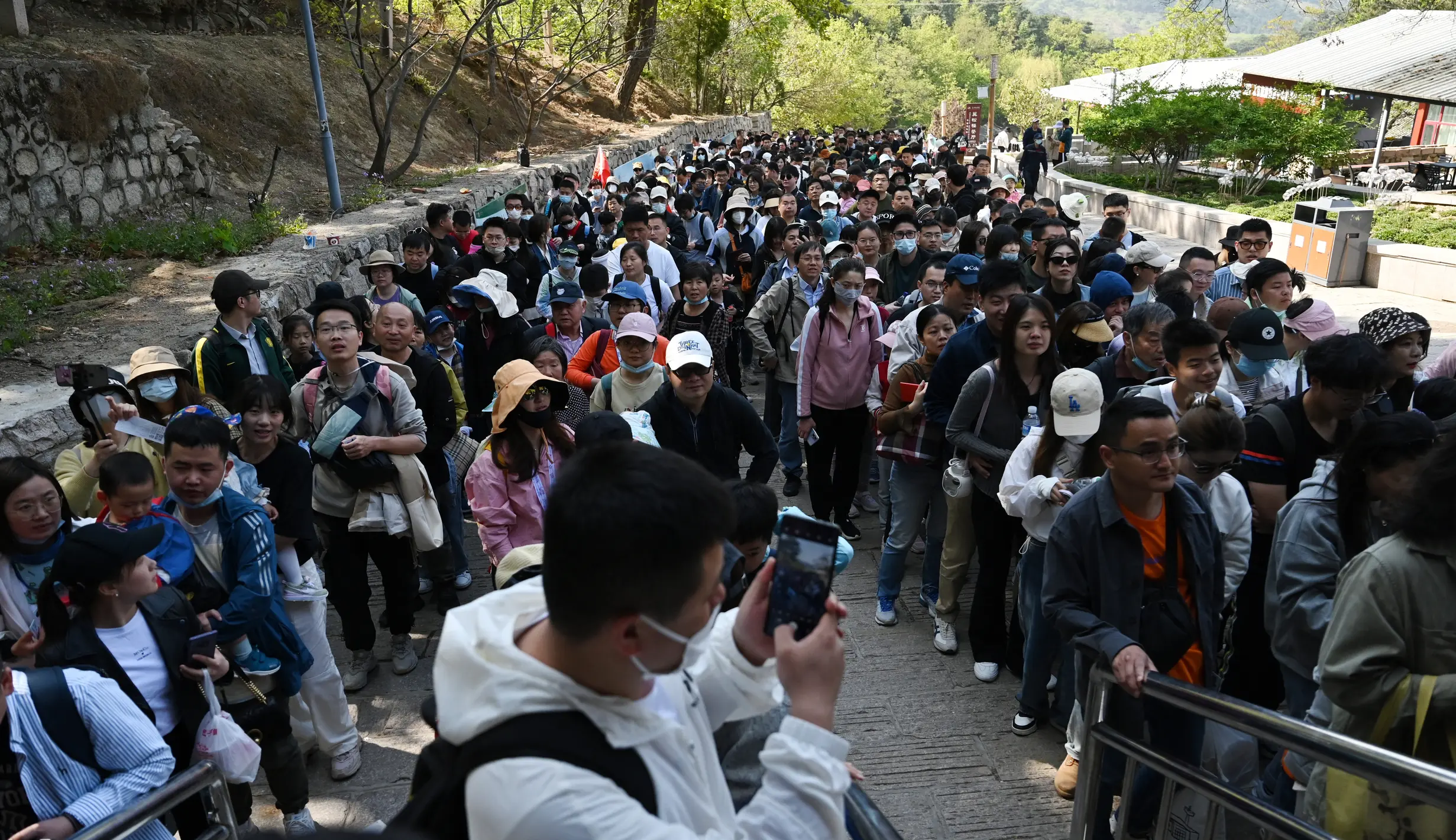 Libur Hari Buruh, Tembok Besar China Disesaki Ribuan Wisatawan - Foto ...