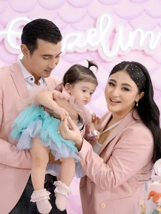 Potret Ulang Tahun Baby Guzel, Putri Ali Syakieb dan Margin Wieheerm yang Pertama - Foto ...