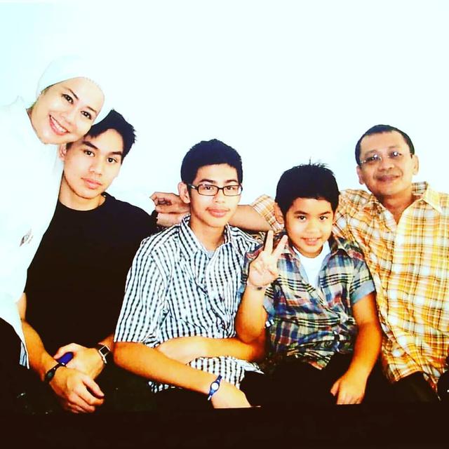 7 Potret Harmonis Dewi Yull dan Keluarga, Awet Muda di Usia 60 Tahun ...