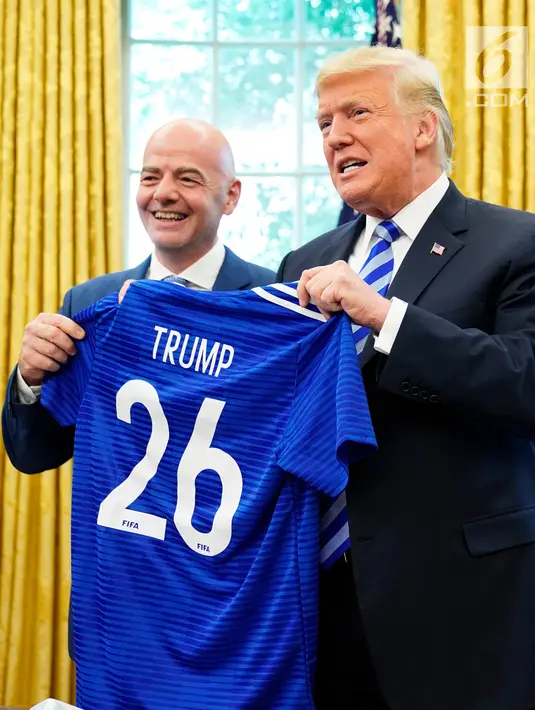 FOTO: Trump Dapat Kartu Merah dari Bos FIFA - Foto Liputan6.com