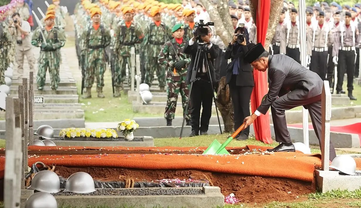 FOTO: Jokowi Letakkan Karangan Bunga di Pusara BJ Habibie - Foto ...