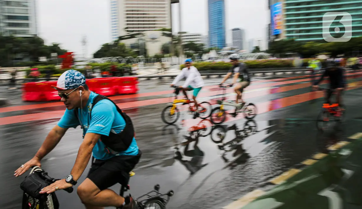Usai Hujan Deras, Warga Tetap Antusias Olahraga di CFD - Foto Liputan6.com