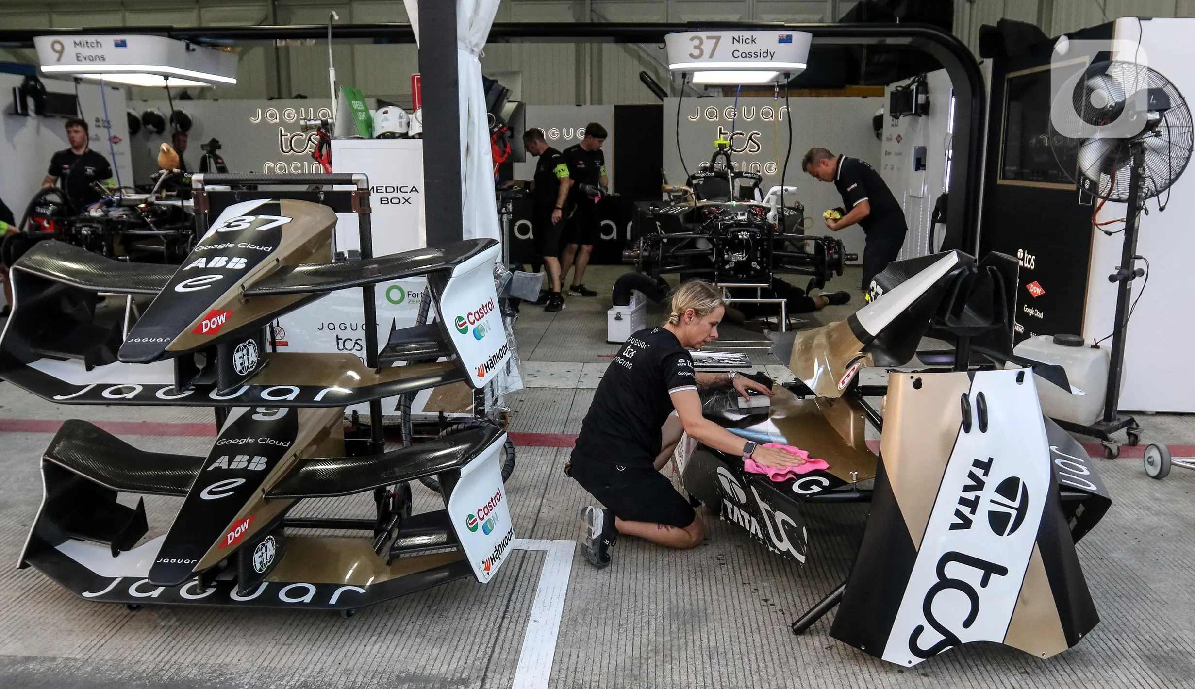 Melihat Kesibukan Paddock Tim Balap Formula E Jelang Balapan di Jakarta ...