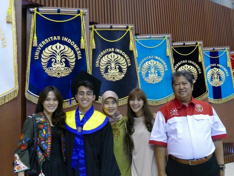 Vadi Akbar Wisuda Didampingi Pacar - ShowBiz Liputan6.com