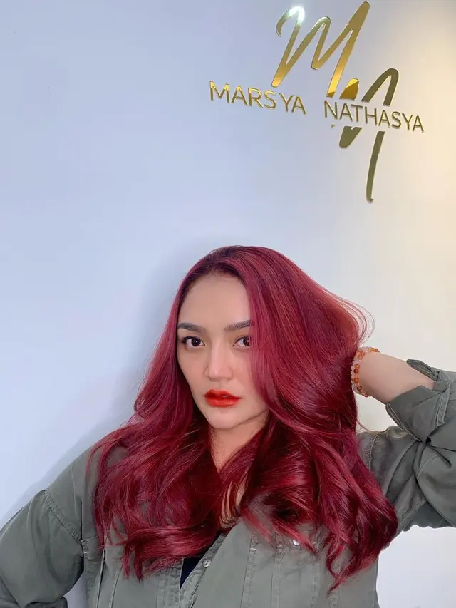 6 Potret Terbaru Siti Badriah dengan Rambut Merah, Terinspirasi ...