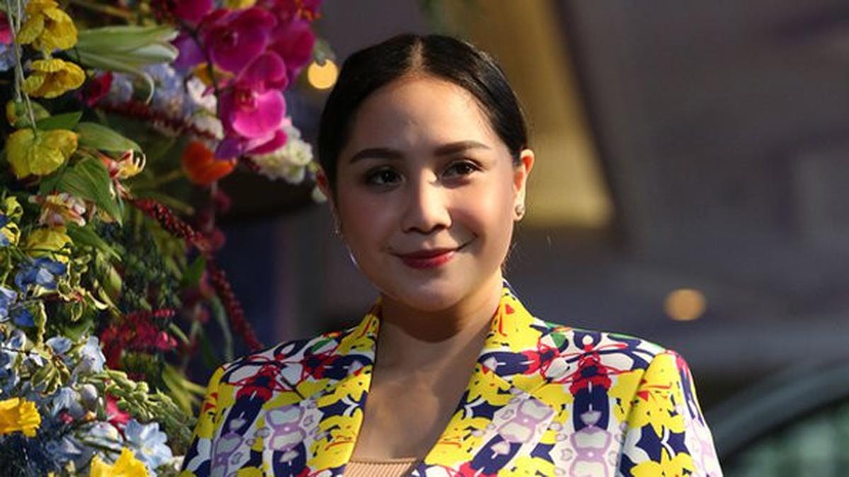 Pakai Baju Under Rp300.000 Gaya Fashion Nagita Slavina Panen Pujian - Fashion Fimela.com