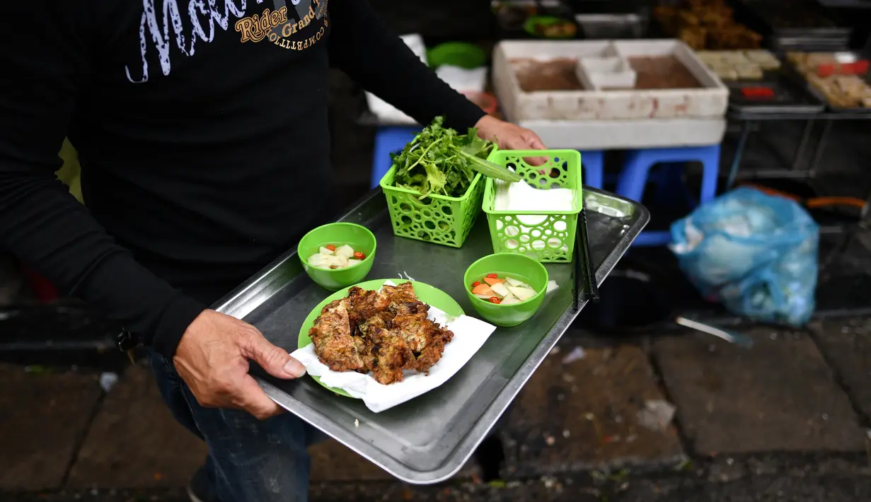 FOTO: Cacing Goreng Hangatkan Musim Dingin di Vietnam - Foto Liputan6.com