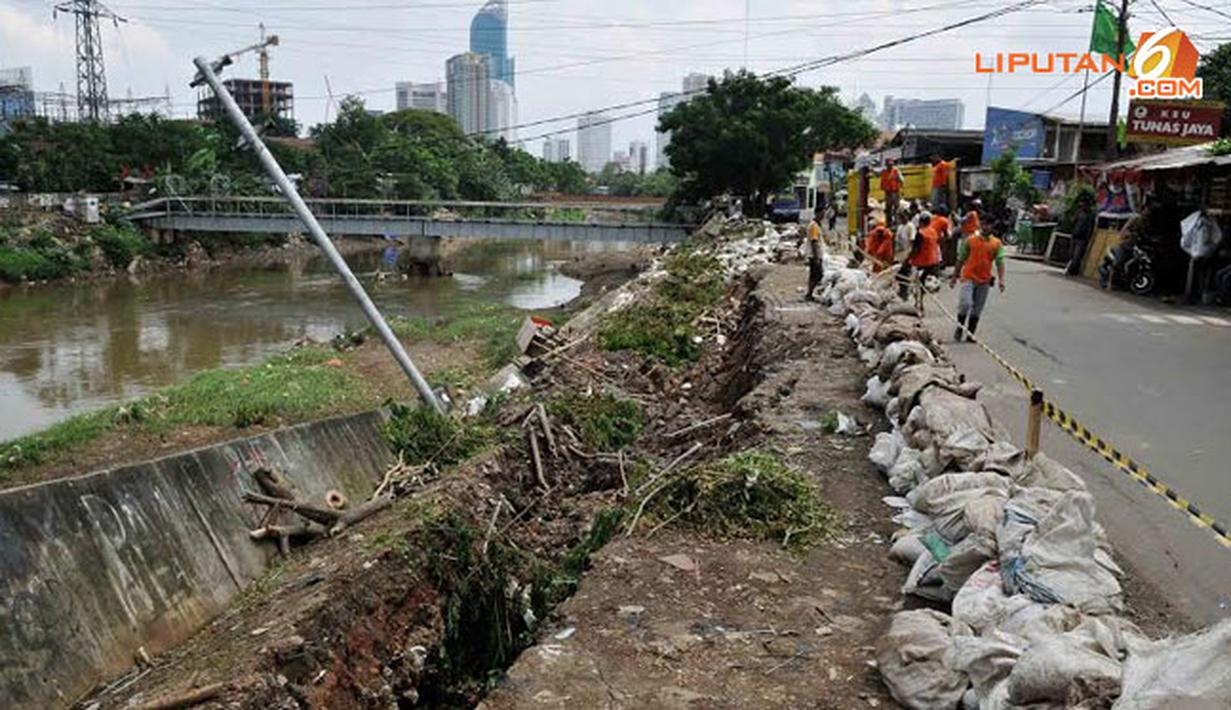 [FOTO] Tanggul Banjir Kanal Barat yang Amblas Mulai Diperbaiki - Foto ...