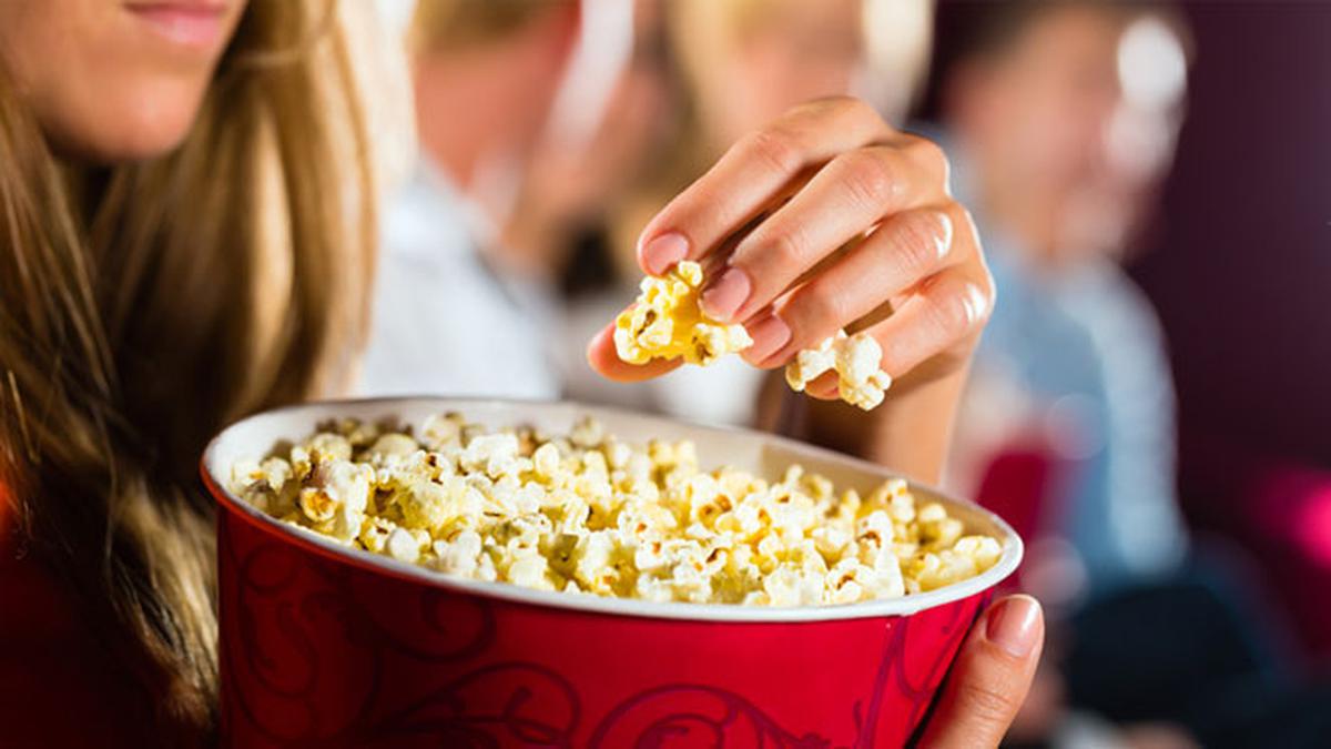Minum Teh dan Makan Popcorn Bisa Bersihkan Gigi