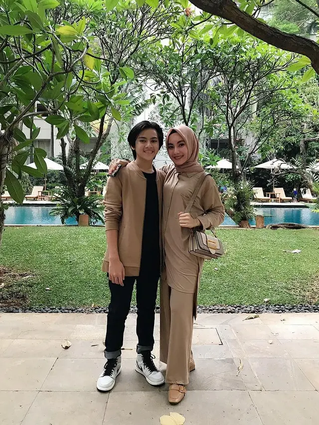 6 Momen Kebersamaan Rey Bong dan Kakak, Sering Dikira Pacar - Hot ...