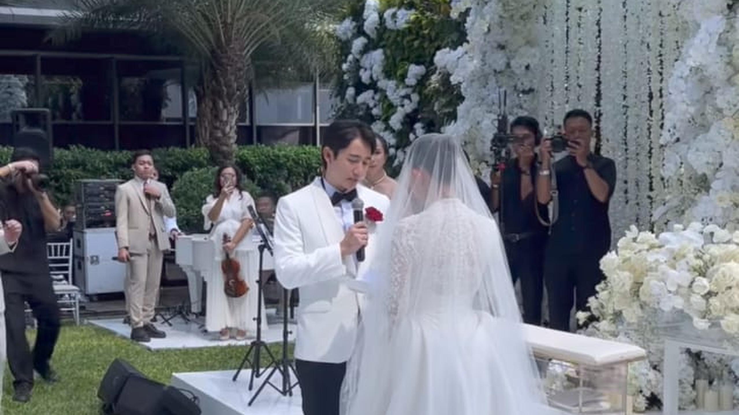 Amanda Manopo Sah Jadi Istri Kenny Austin dalam Pernikahan Khidmat Bernuansa Putih