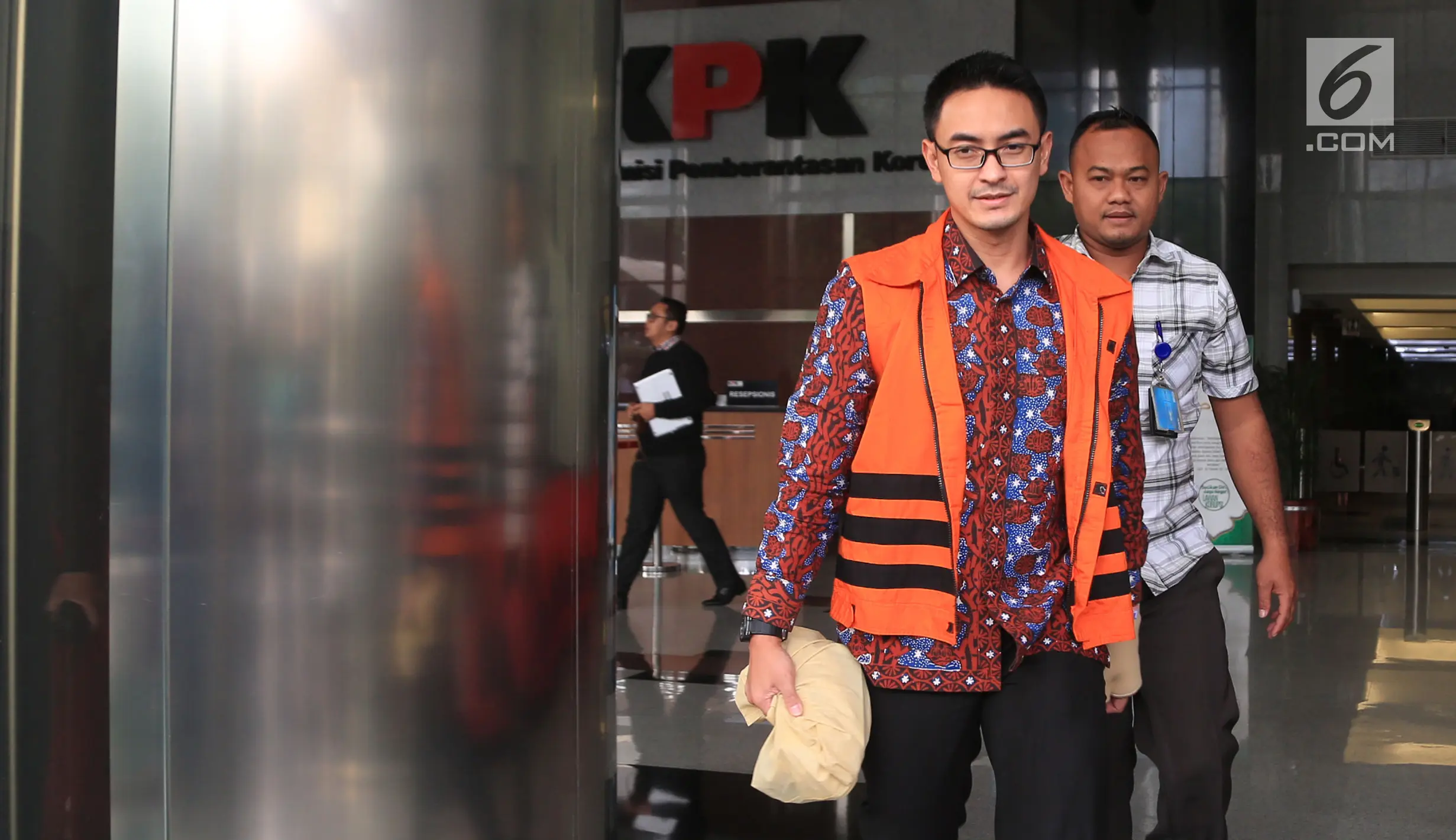 FOTO: Senyum Zumi Zola Usai Diperiksa KPK - Foto Liputan6.com