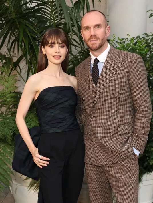 Pesona Lily Collins Kenakan Korset Hitam di Show Ralph Lauren - Foto Liputan6.com